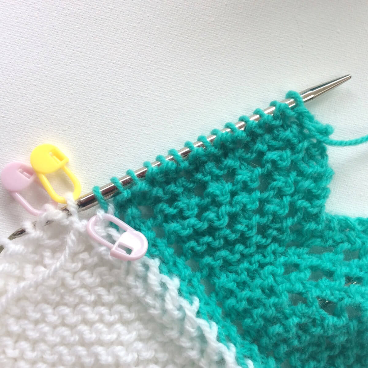 tutorial: knitted-on border - turning the corner - La Visch Designs