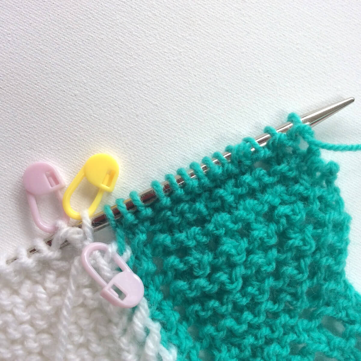 tutorial: knitted-on border - turning the corner - La Visch Designs