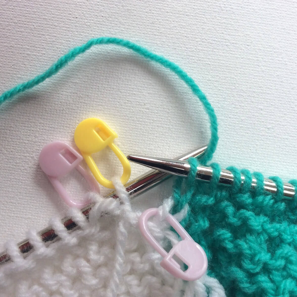 tutorial: knitted-on border - turning the corner - La Visch Designs