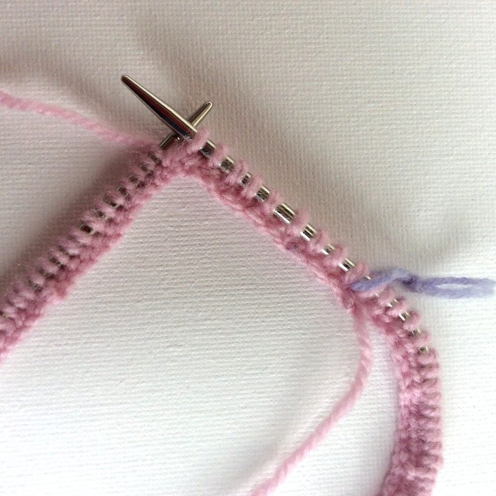 tutorial: knitting in the round with circular needles - La Visch Designs