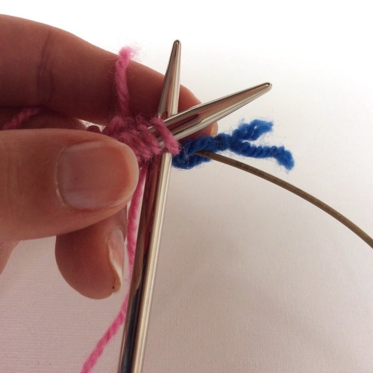 tutorial: knitting in the round - travelling loop method - La Visch Designs
