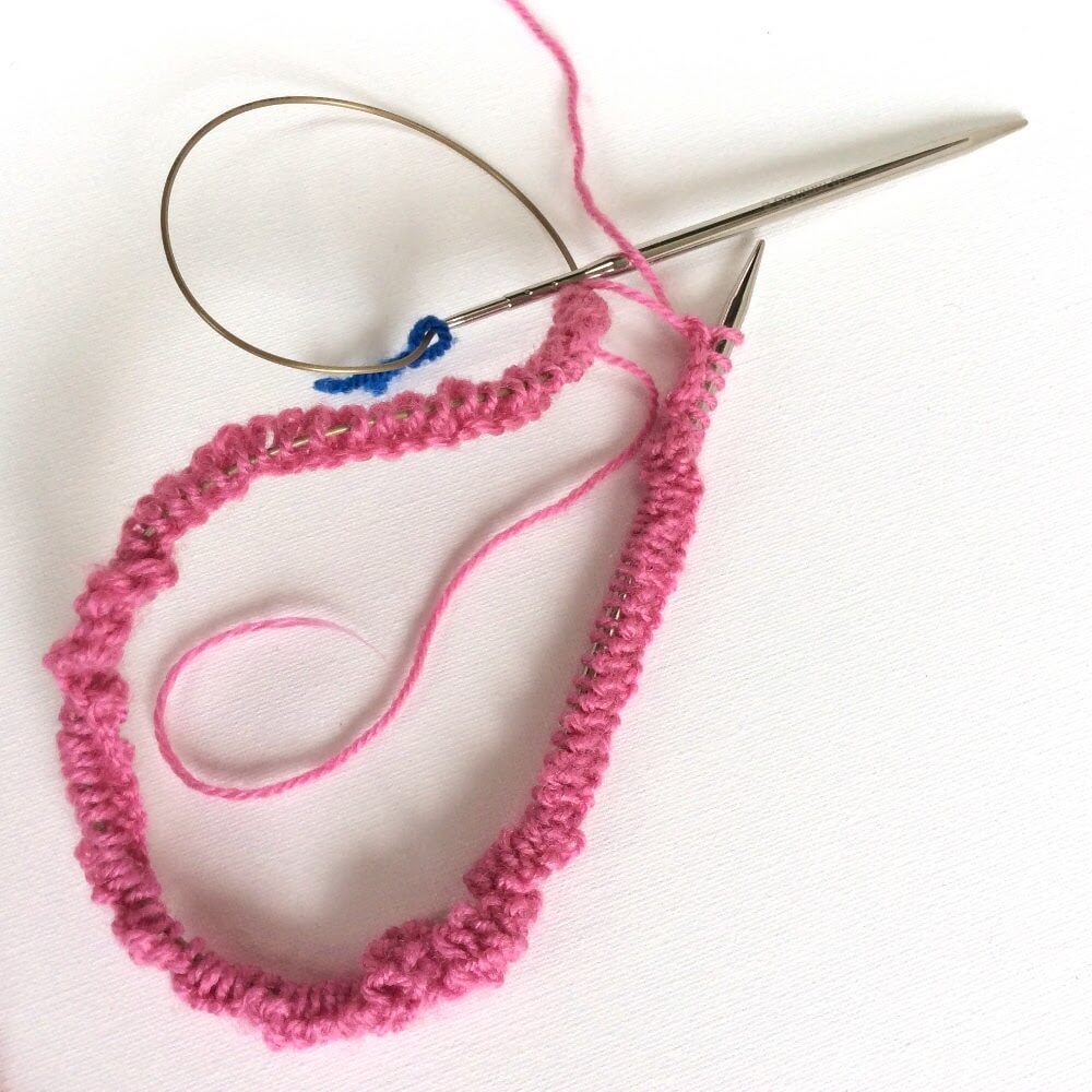 tutorial: knitting in the round - travelling loop method - La Visch Designs