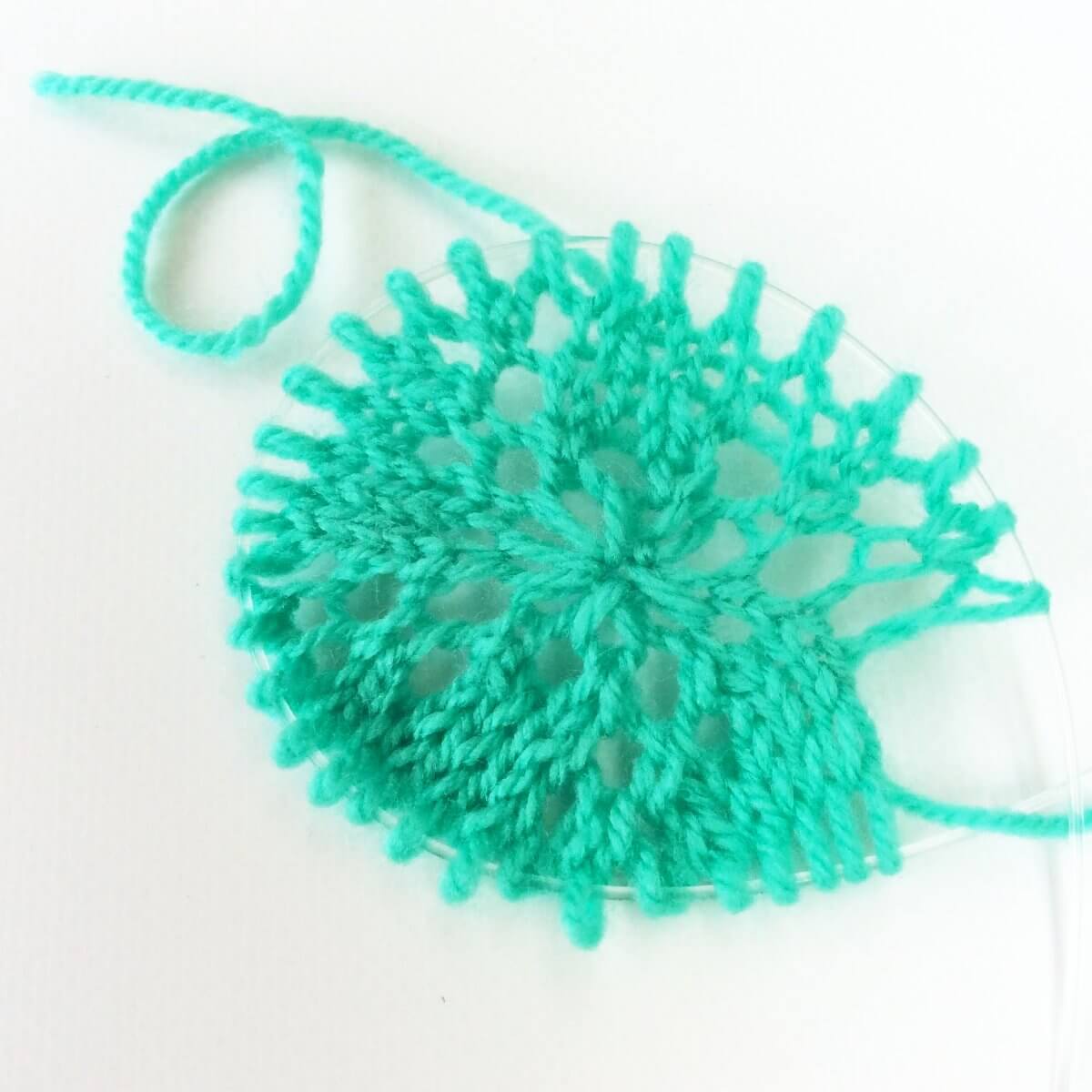 tutorial - circular cast-on - La Visch Designs
