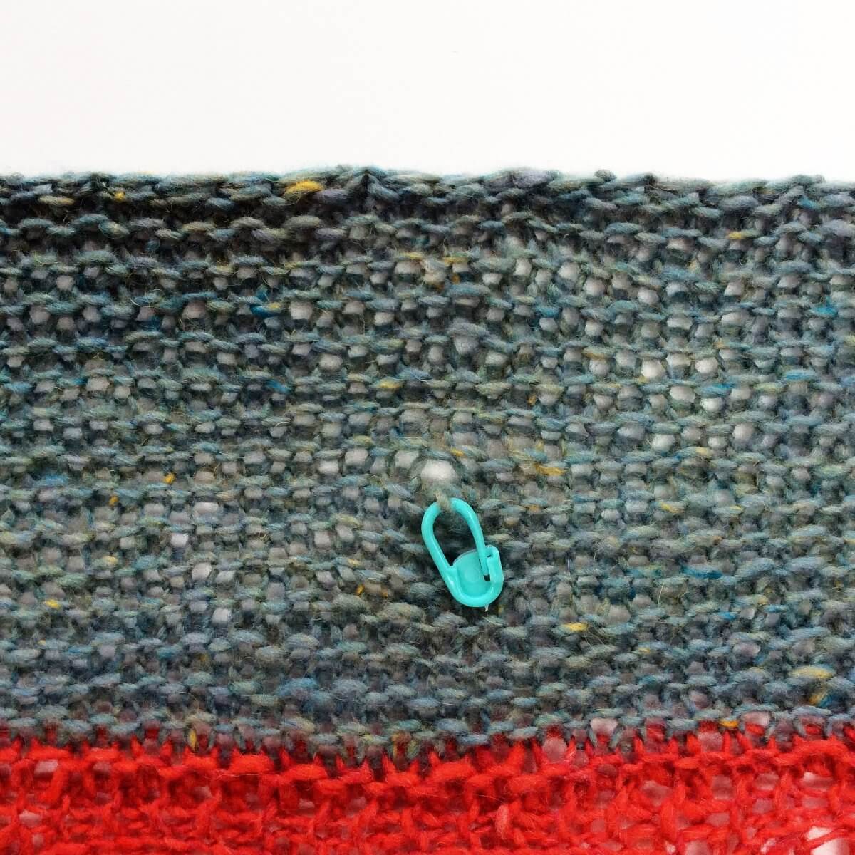 tutorial - fixing a dropped stitch in garter stitch - La Visch Designs