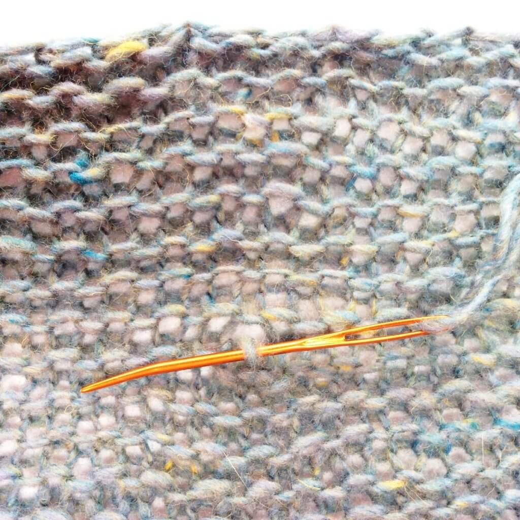 tutorial - fixing a dropped stitch in garter stitch - La Visch Designs