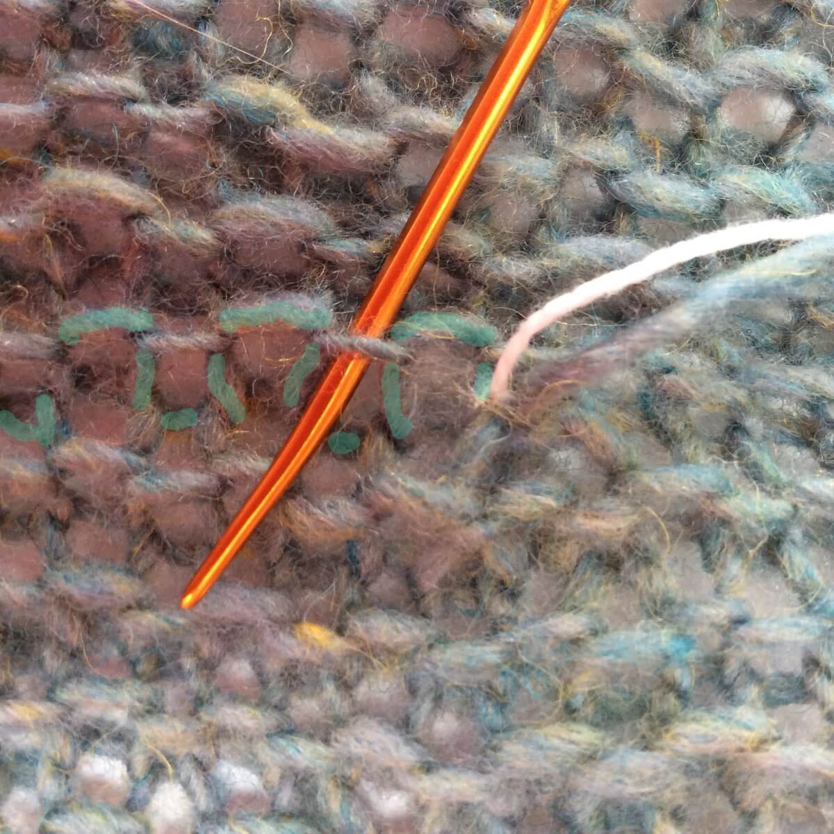tutorial - fixing a dropped stitch in garter stitch - La Visch Designs