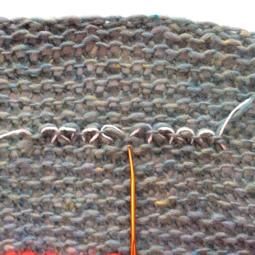 tutorial - fixing a dropped stitch in garter stitch - La Visch Designs
