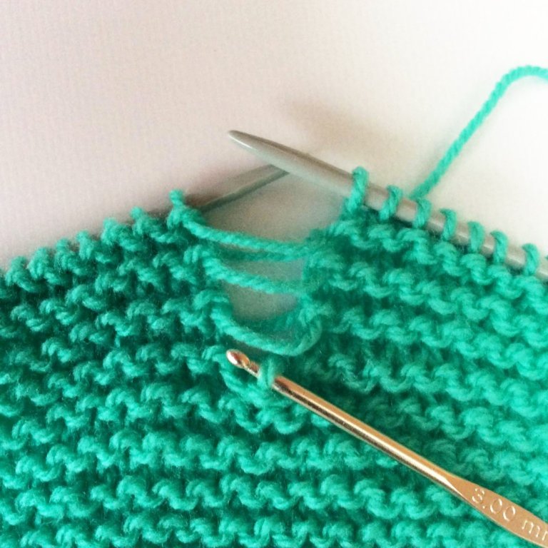 tutorial - how to pick up a dropped stitch - La Visch Designs