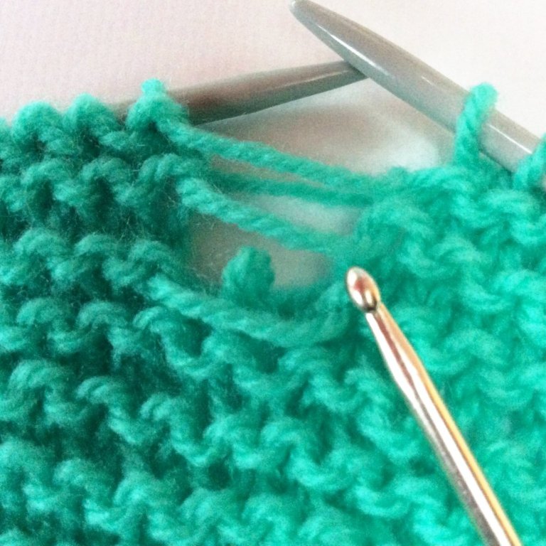 tutorial - how to pick up a dropped stitch - La Visch Designs