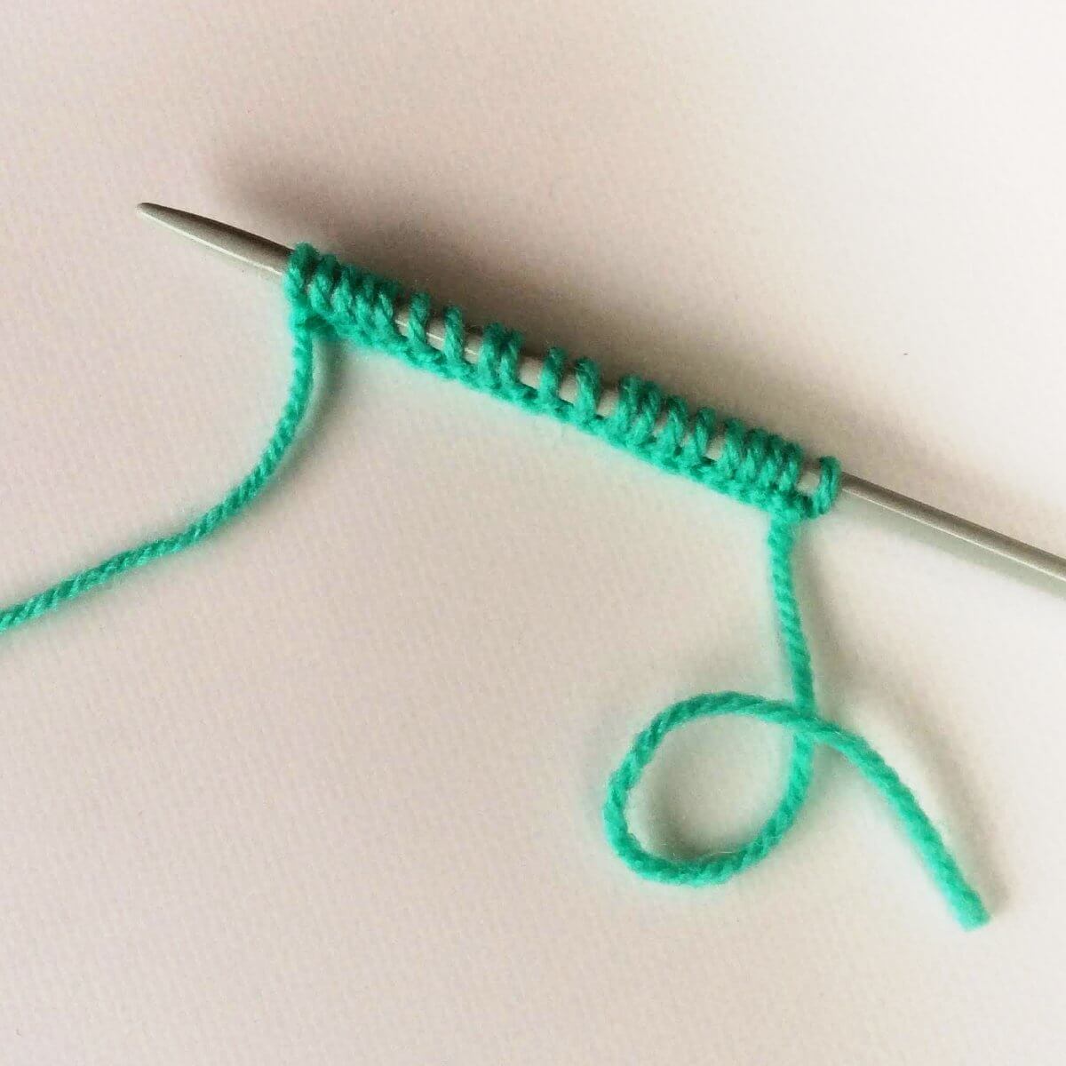 tutorial - crochet a braid in your knitting - La Visch Designs