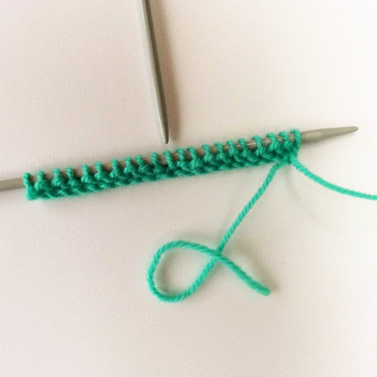 tutorial - crochet a braid in your knitting - La Visch Designs