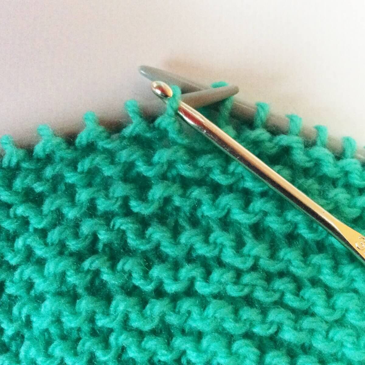 tutorial - crochet a braid in your knitting - La Visch Designs