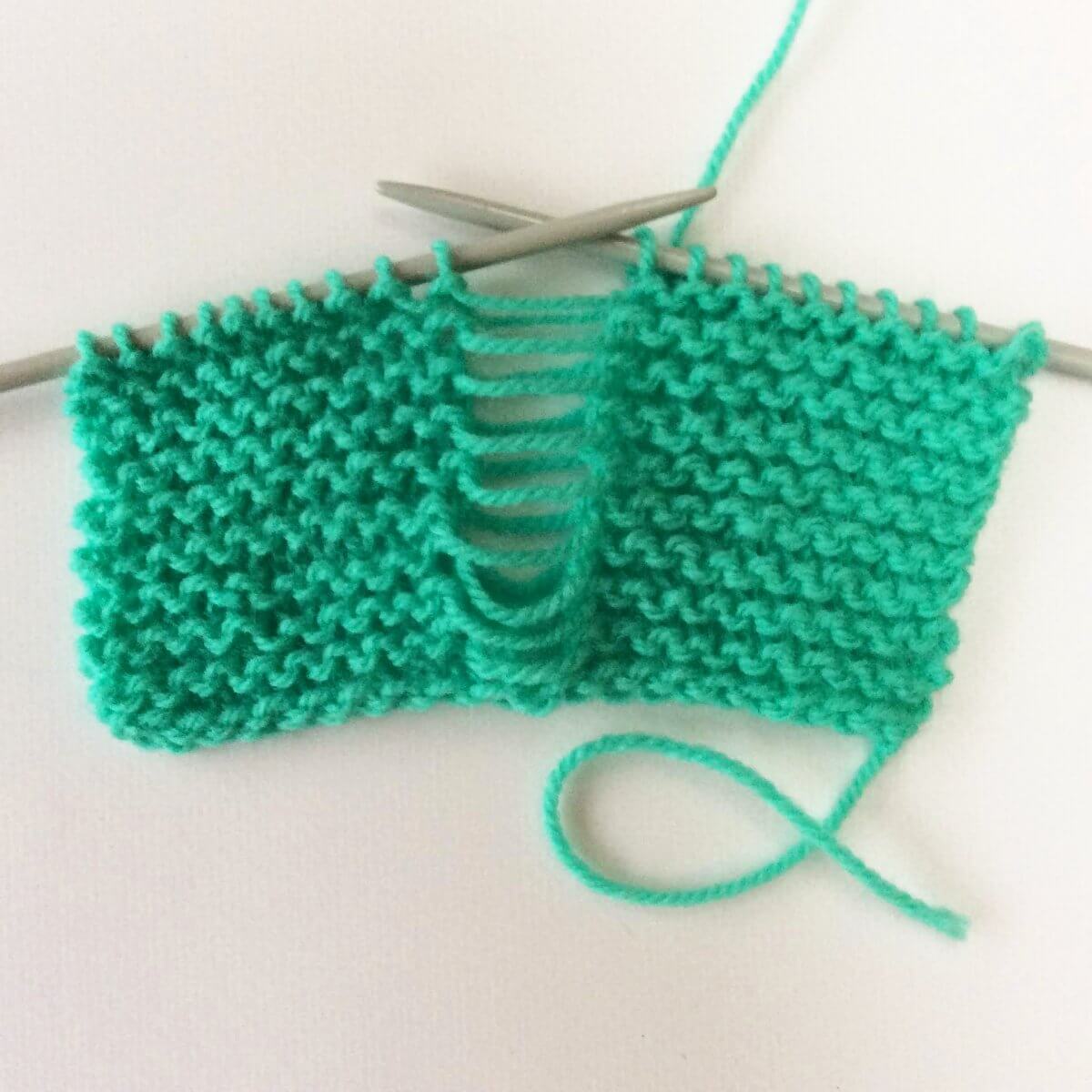 tutorial - crochet a braid in your knitting - La Visch Designs