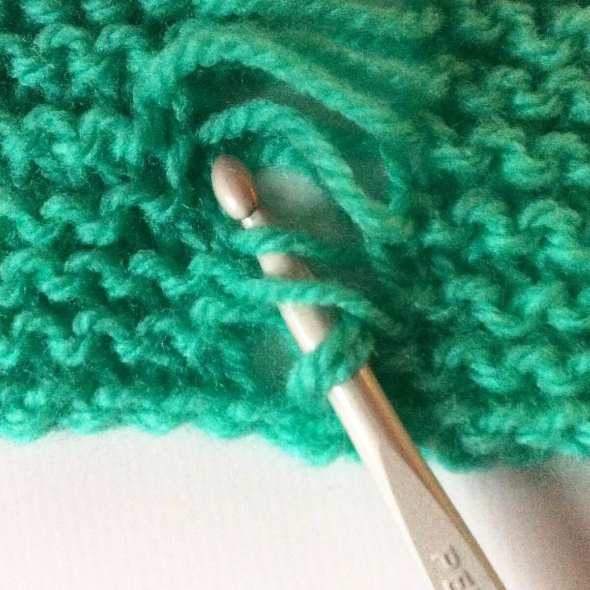 tutorial - crochet a braid in your knitting - La Visch Designs