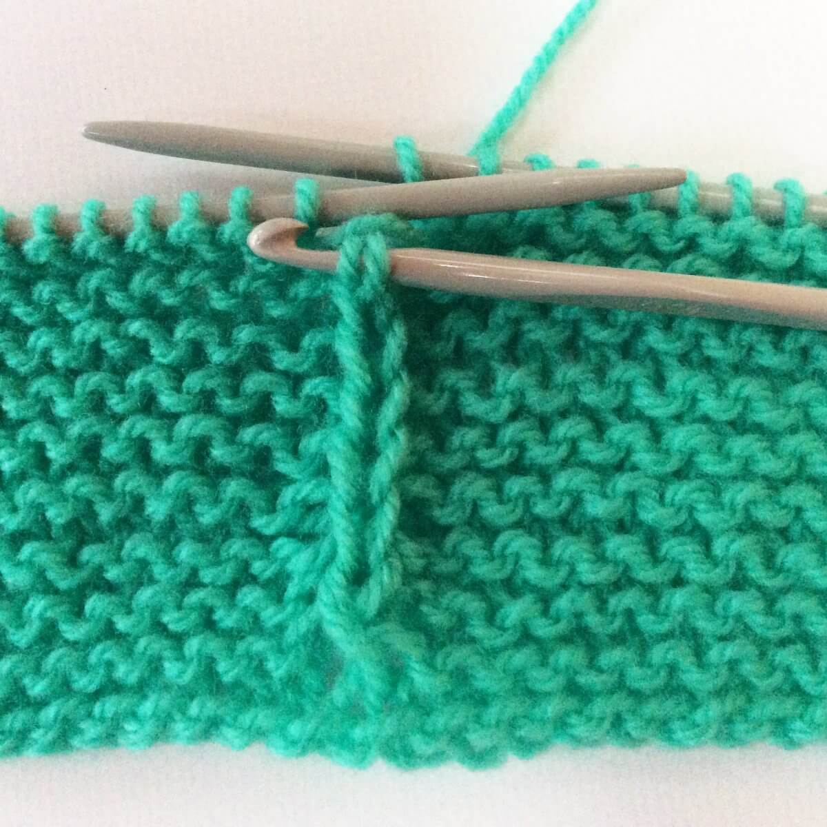 tutorial - crochet a braid in your knitting - La Visch Designs