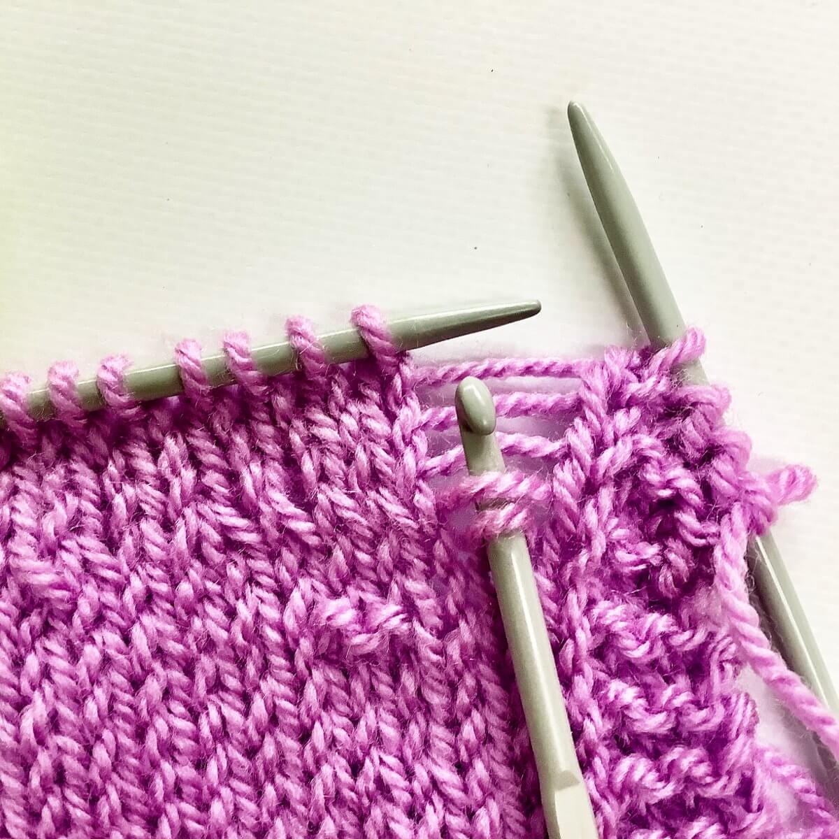 tutorial - fixing a dropped stitch - La Visch Designs