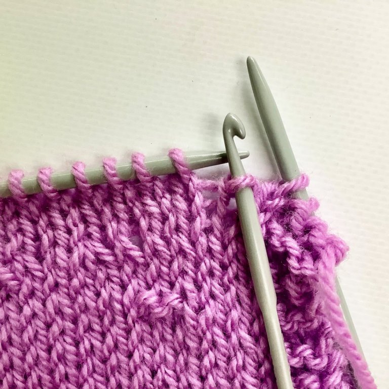 tutorial - fixing a dropped stitch - La Visch Designs