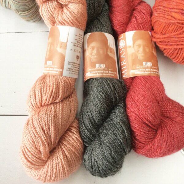 tutorial - working a purl 1 below (p1b) - La Visch Designs