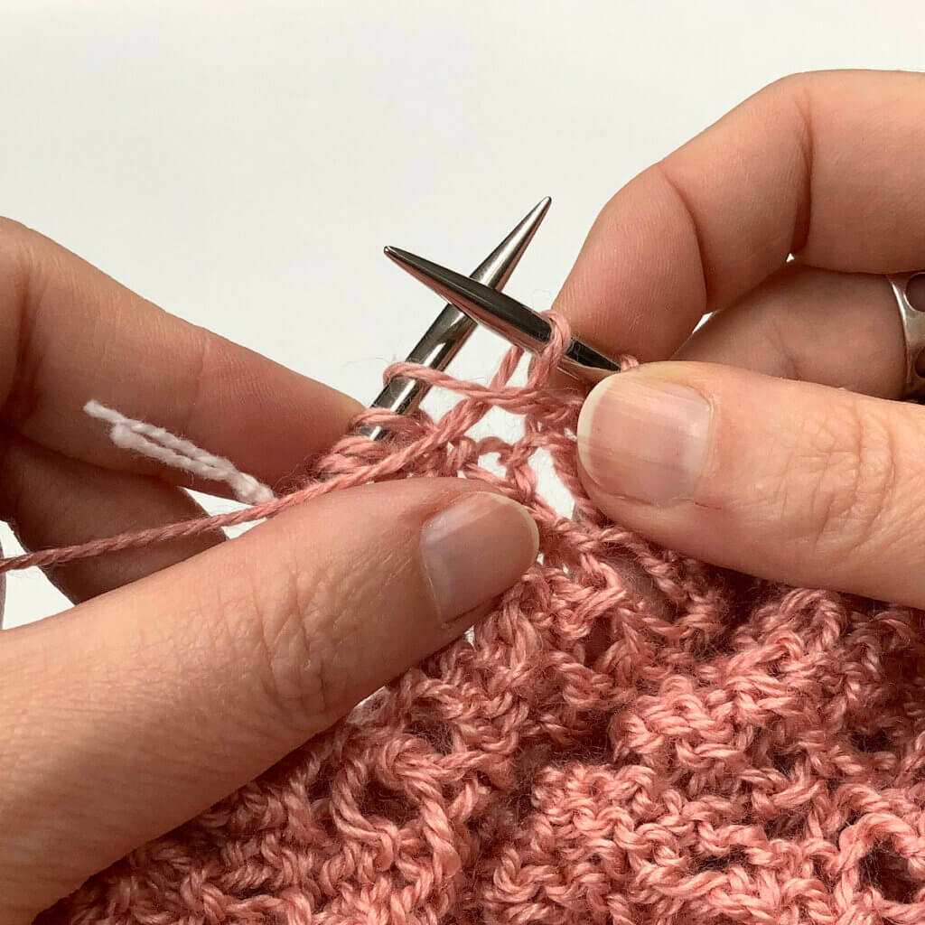 tutorial - working a purl 1 below (p1b) - La Visch Designs