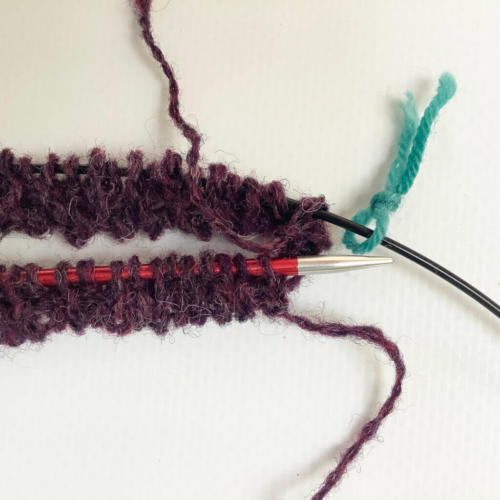 tutorial – working a tubular CO in the round for 1x1 rib - La Visch Designs