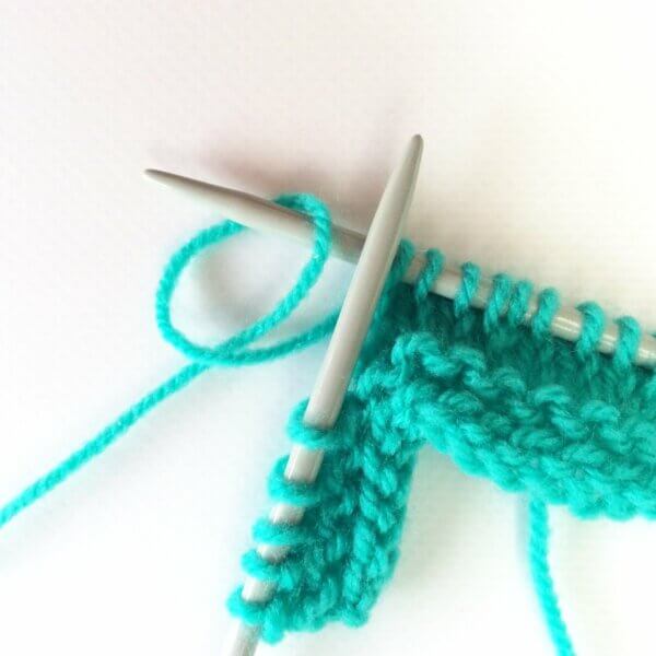 tutorial - working the backward loop cast-on - La Visch Designs