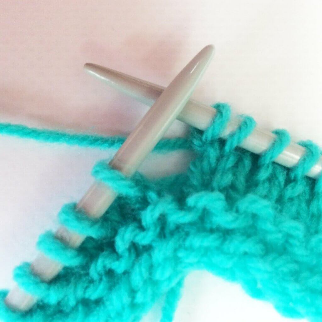 tutorial - working the backward loop cast-on - La Visch Designs