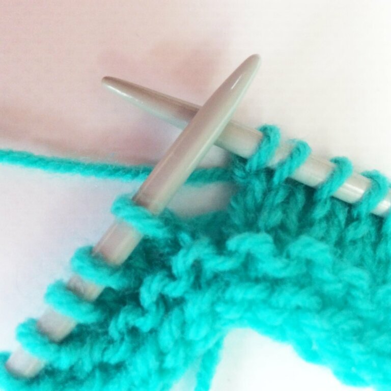 tutorial - working the backward loop cast-on - La Visch Designs