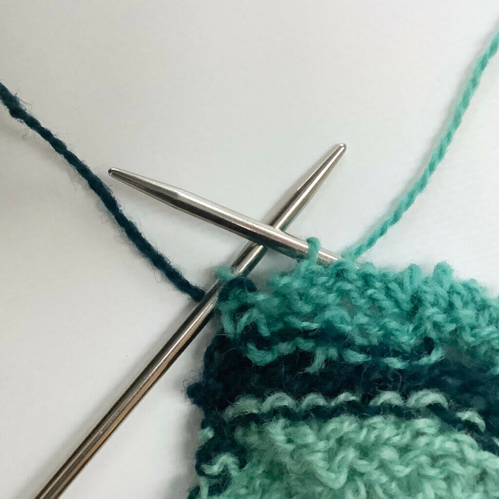 tutorial - carrying yarn up the side - La Visch Designs