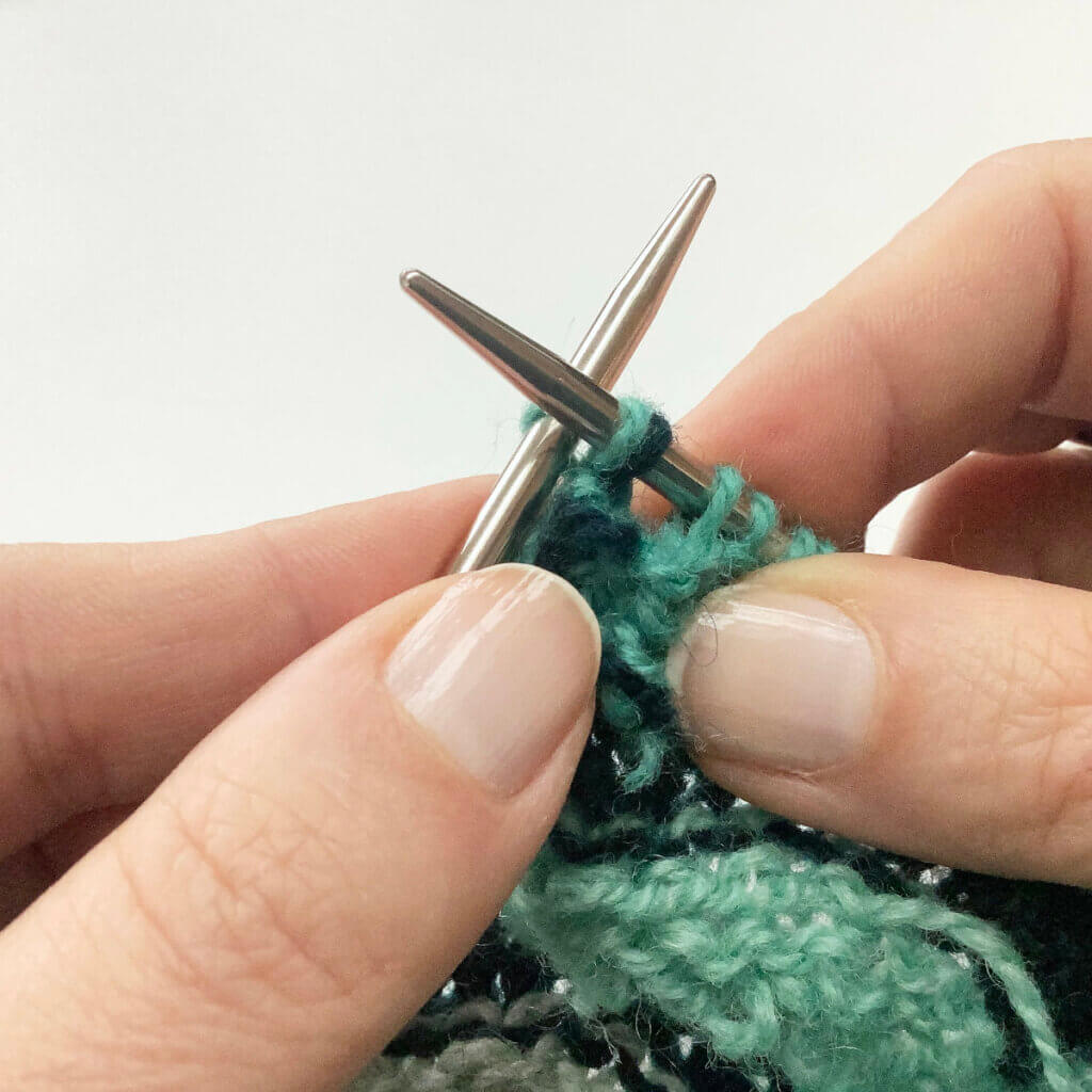 tutorial - carrying yarn up the side - La Visch Designs