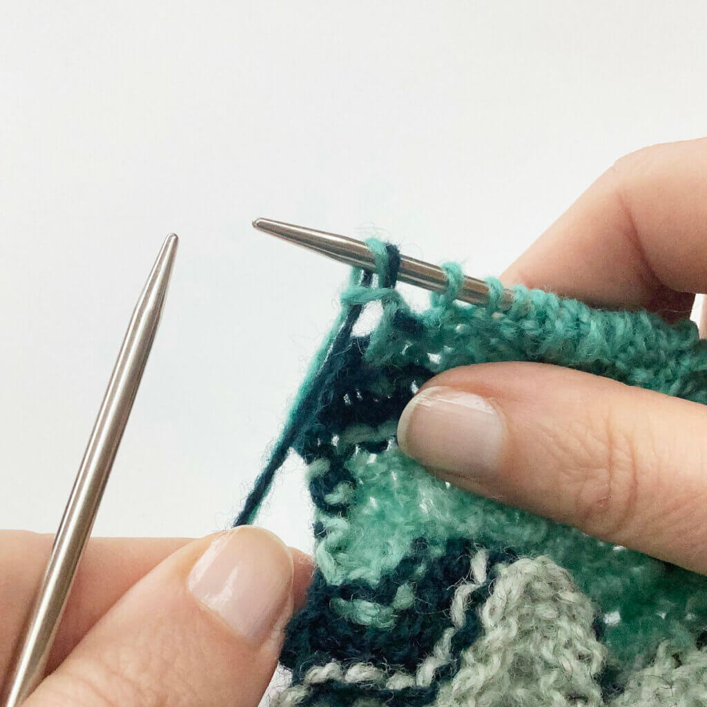 tutorial - carrying yarn up the side - La Visch Designs