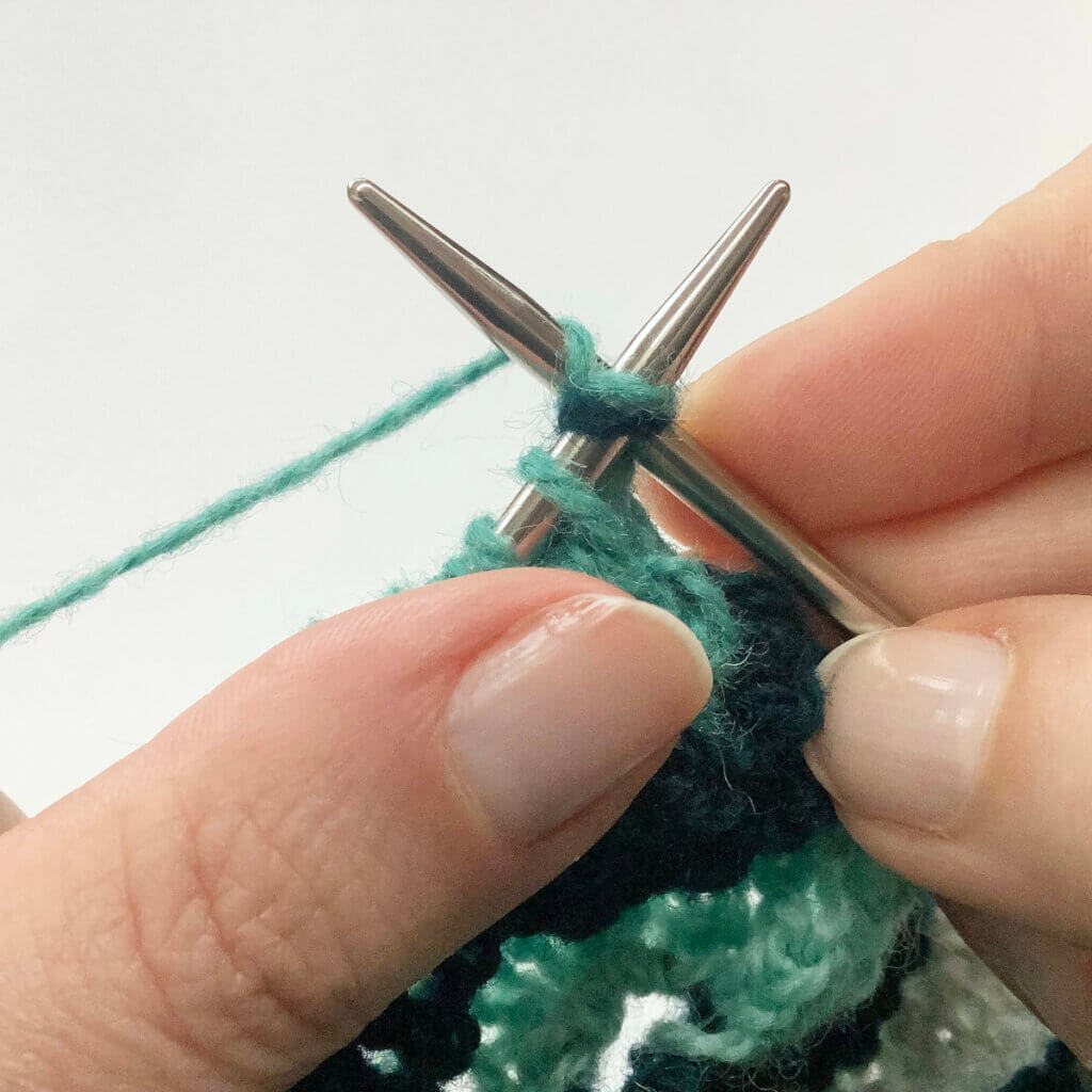 tutorial - carrying yarn up the side - La Visch Designs