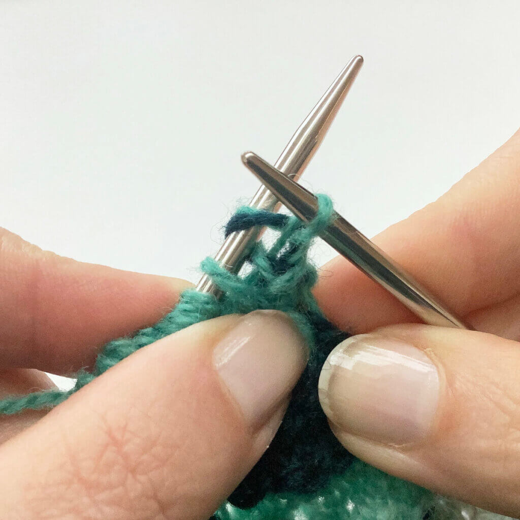tutorial - carrying yarn up the side - La Visch Designs