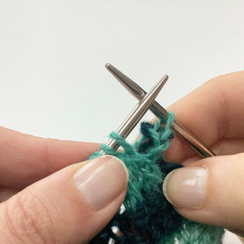 tutorial - carrying yarn up the side - La Visch Designs