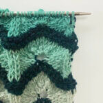 tutorial - carrying yarn up the side - La Visch Designs