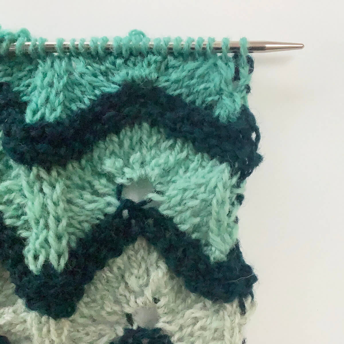 tutorial - carrying yarn up the side - La Visch Designs