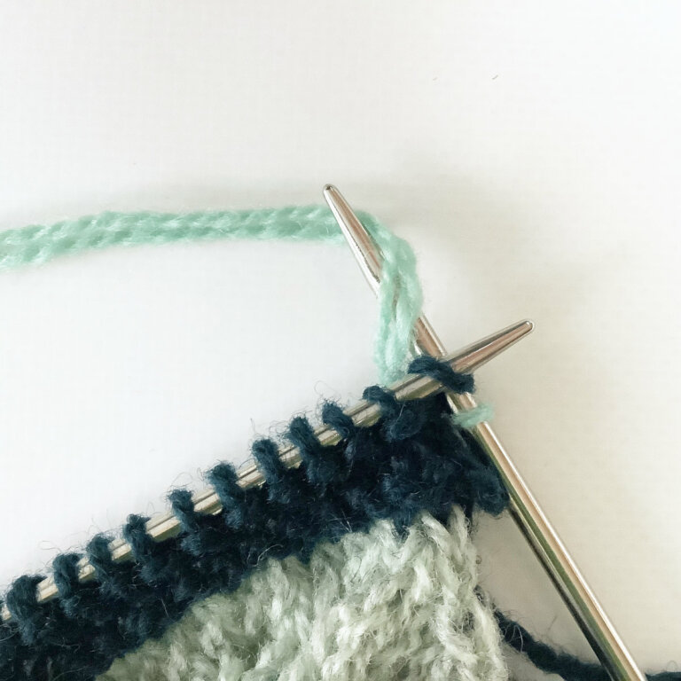 tutorial - weaving in ends as you go (start of a new color) - La Visch ...