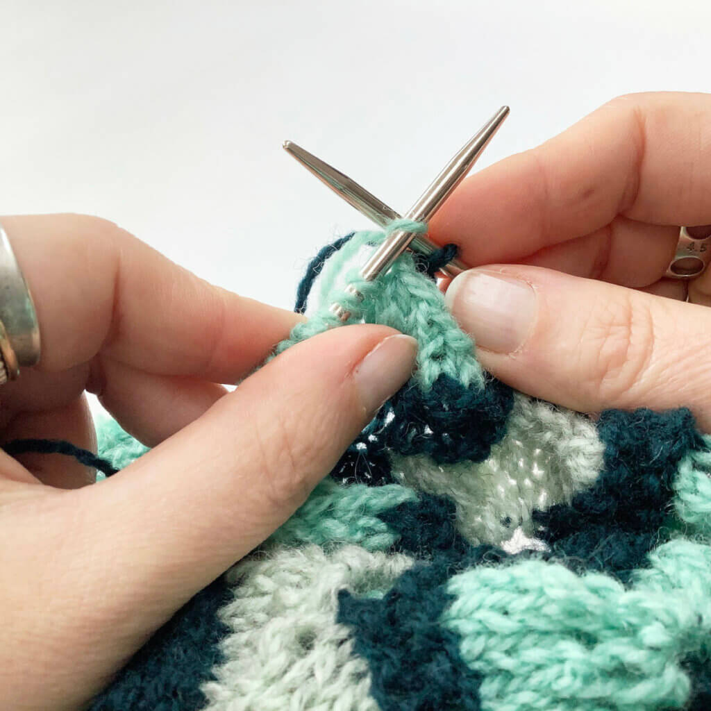 tutorial - weaving in ends as you go (end of a color) - La Visch Designs