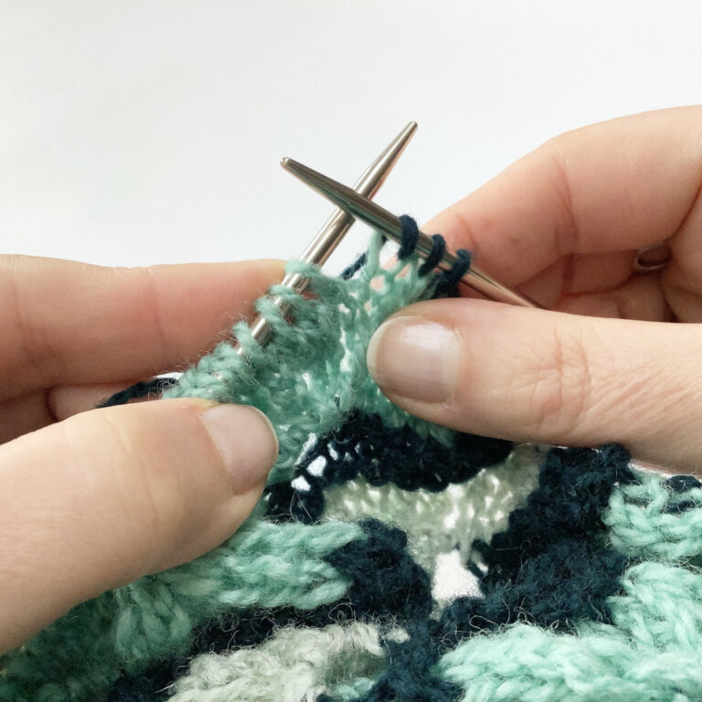 tutorial - weaving in ends as you go (end of a color) - La Visch Designs