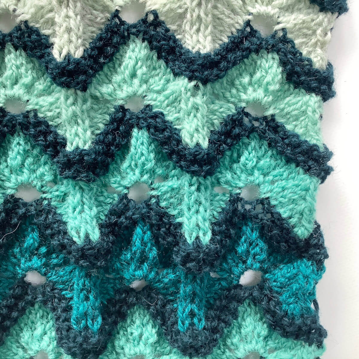 tutorial - weaving in ends as you go (end of a color) - La Visch Designs