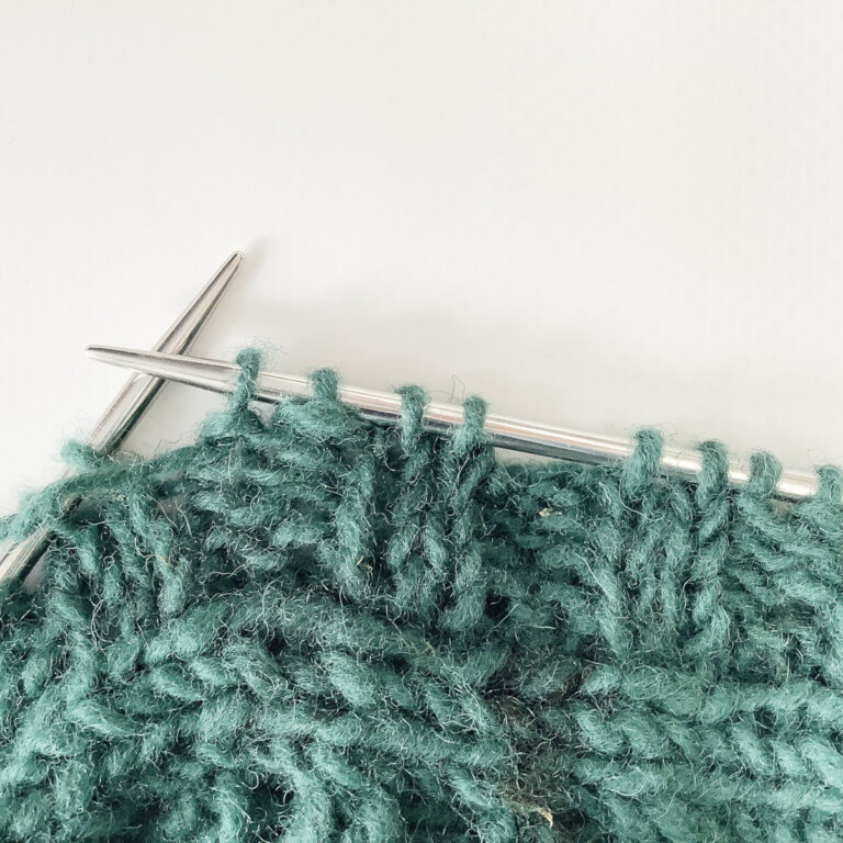tutorial - two-stitch buttonhole in 2x2 rib - La Visch Designs