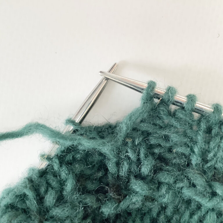 tutorial - two-stitch buttonhole in 2x2 rib - La Visch Designs