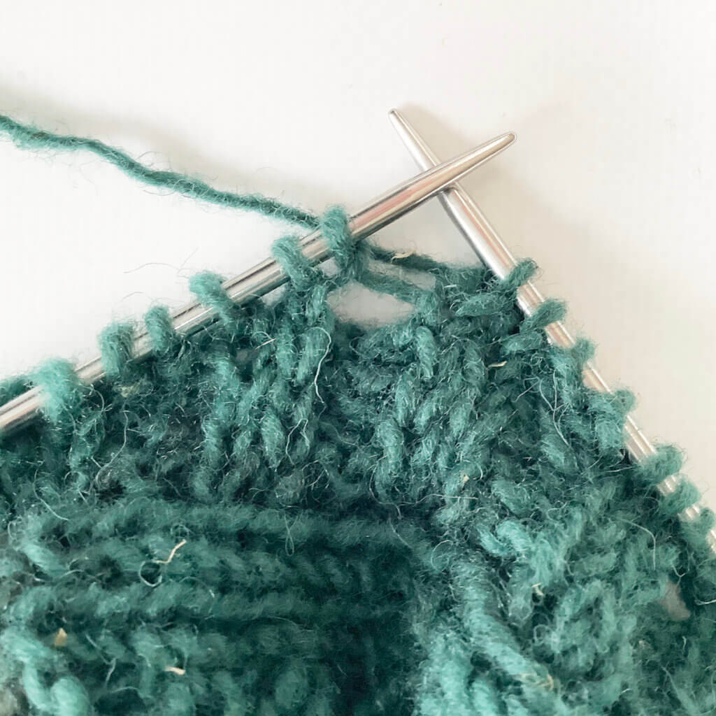 tutorial - two-stitch buttonhole in 2x2 rib - La Visch Designs