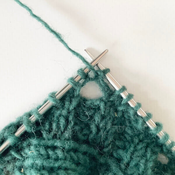 tutorial - two-stitch buttonhole in 2x2 rib - La Visch Designs