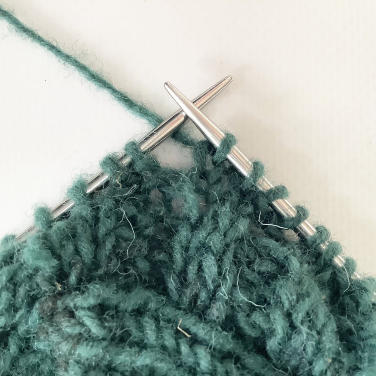 tutorial - two-stitch buttonhole in 2x2 rib - La Visch Designs