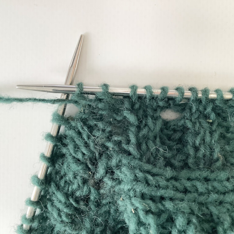tutorial - two-stitch buttonhole in 2x2 rib - La Visch Designs