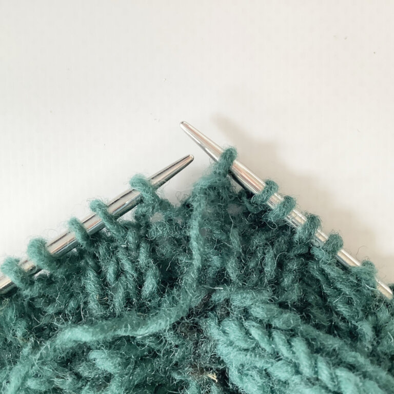 tutorial - two-stitch buttonhole in 2x2 rib - La Visch Designs
