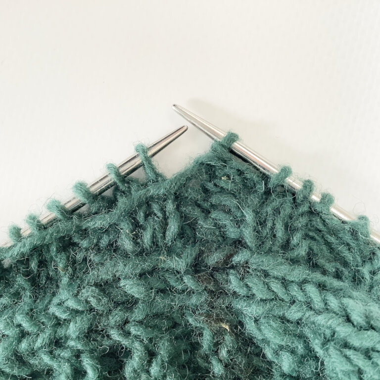 tutorial - two-stitch buttonhole in 2x2 rib - La Visch Designs