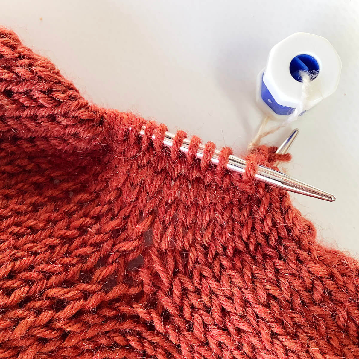 tutorial - avoiding holes at the underarm with top-down sweaters - La ...