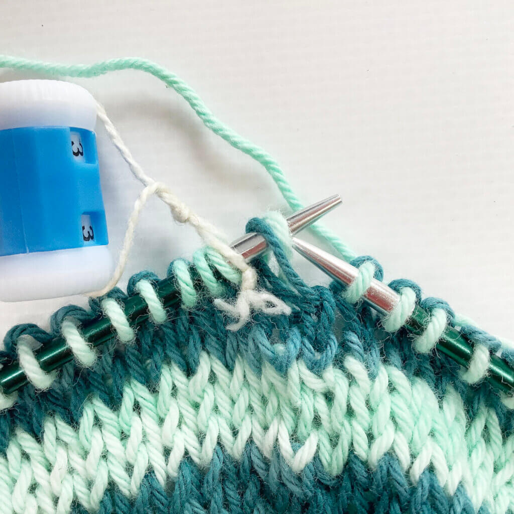 tutorial - knitting jogless stripes in the round - La Visch Designs