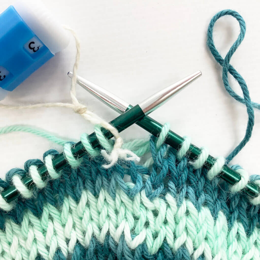 tutorial - knitting jogless stripes in the round - La Visch Designs